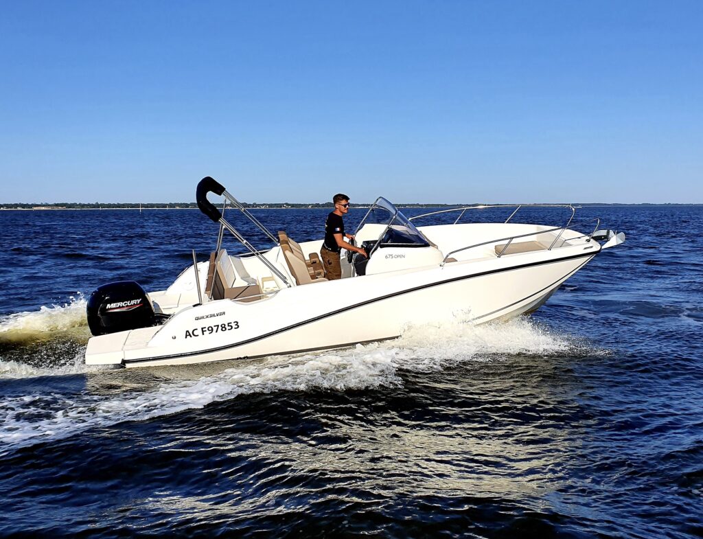 Quicksilver 6.75M / 150CV - Boat Access